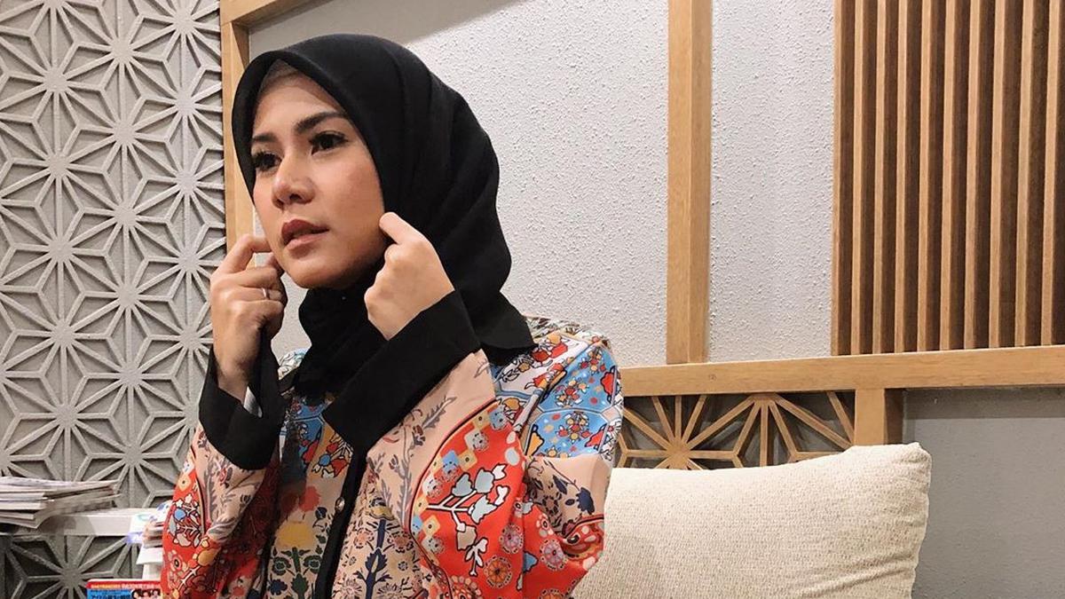 Tampil Perdana, Cynthia Ramlan Anggun dengan Hijab Hitam - Lifestyle ...