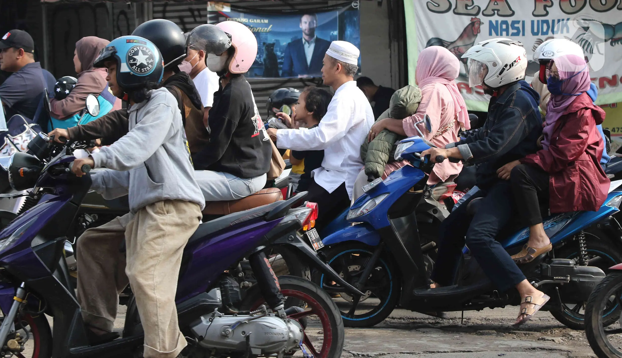 FOTO: Penampakan Ramainya Jalan Raya Puncak - Foto Liputan6.com
