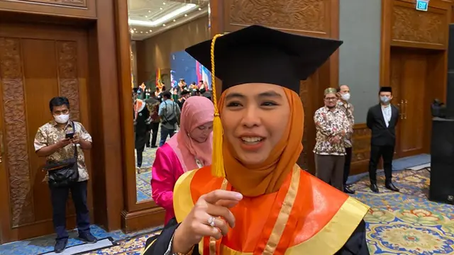 Terharu Oki Setiana Dewi Raih Gelar Doktor, Ria Ricis: Dia Panutan Banget - ShowBiz Liputan6.com