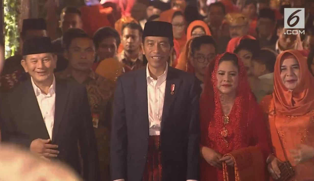 Photo Pesta Adat Kahiyang Bobby Presiden Jokowi Dan Iriana Kenakan