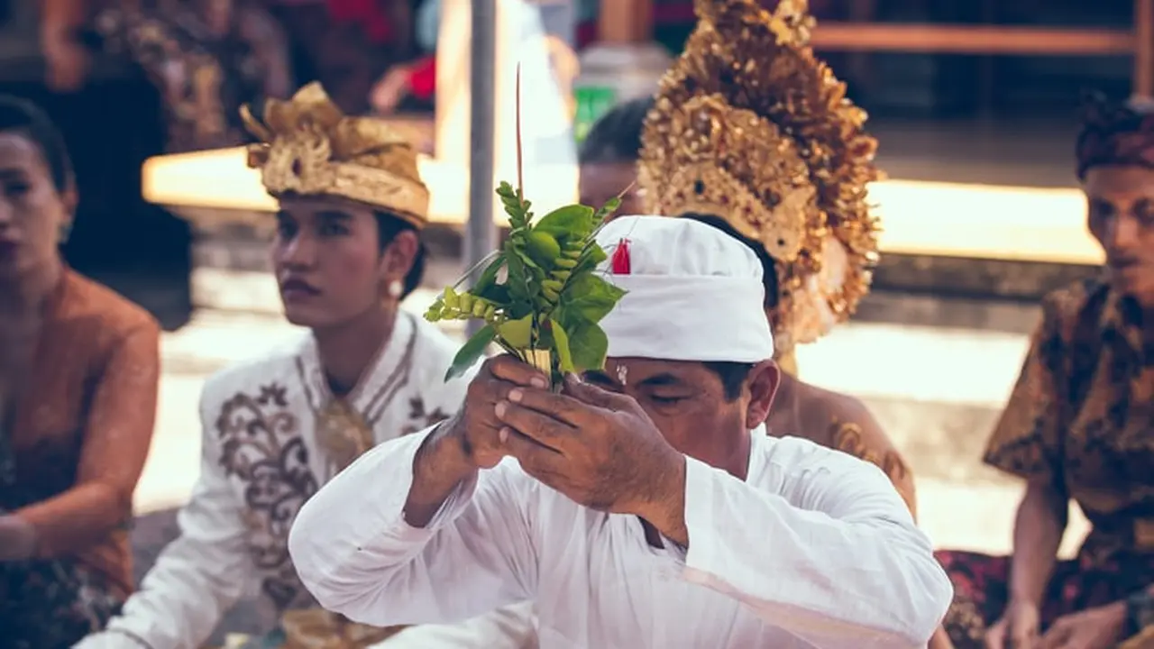 5 Contoh Adat Istiadat Di Indonesia, Pahami Pengertian dan Fungsinya ...