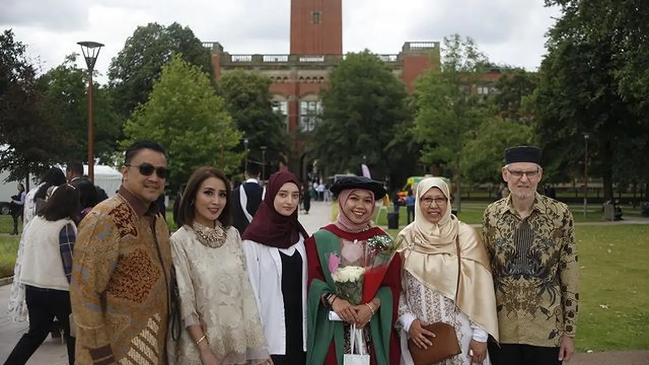 Pernah Viral Wisuda Diantar Ayah Naik Becak, Ini 6 Potret Terbaru Raeni Raih Gelar Doktor - Hot ...