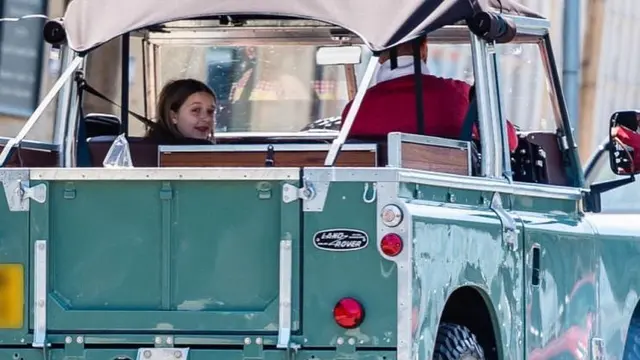 Lihat Penampilan Keren David Beckham Belanja Pakai Land Rover Klasik ...