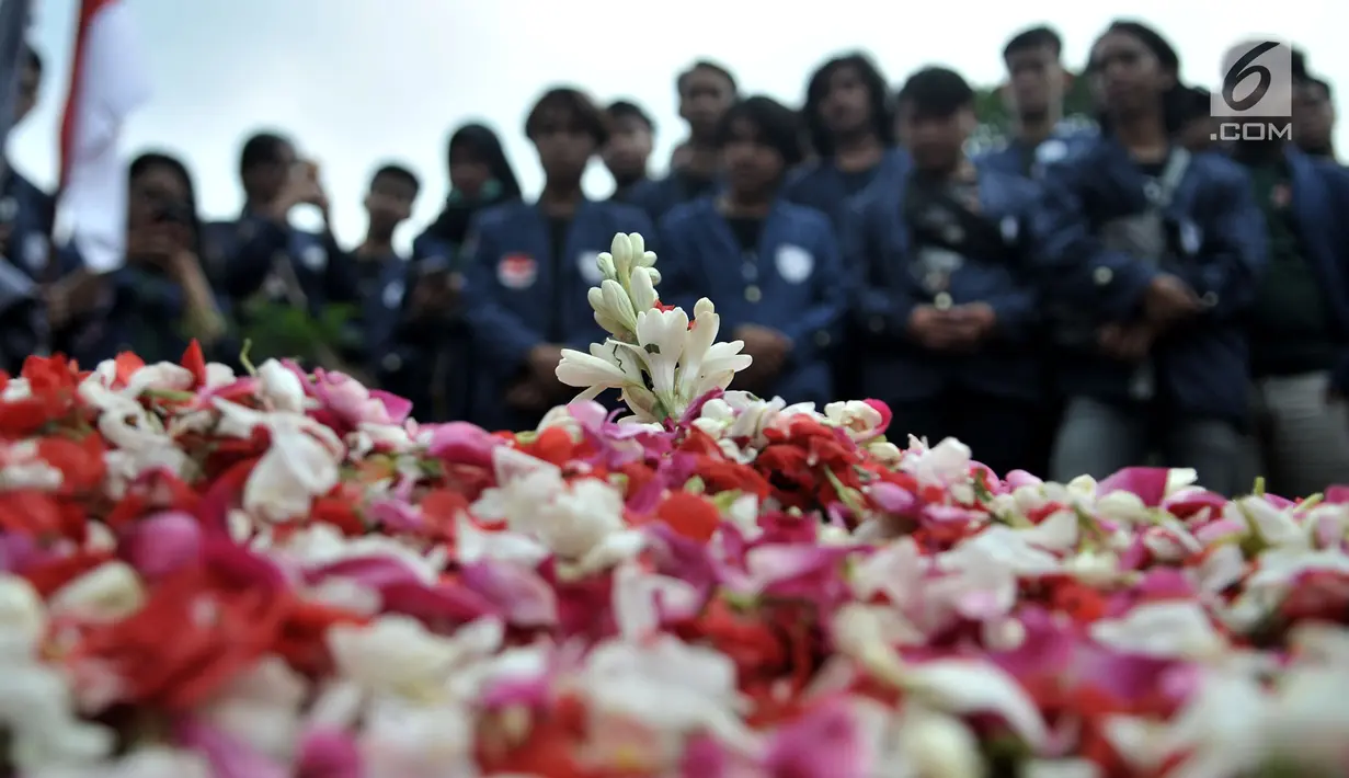 FOTO: Tabur Bunga Tragedi Mei 98 di Makam Pejuang Reformasi - Foto ...