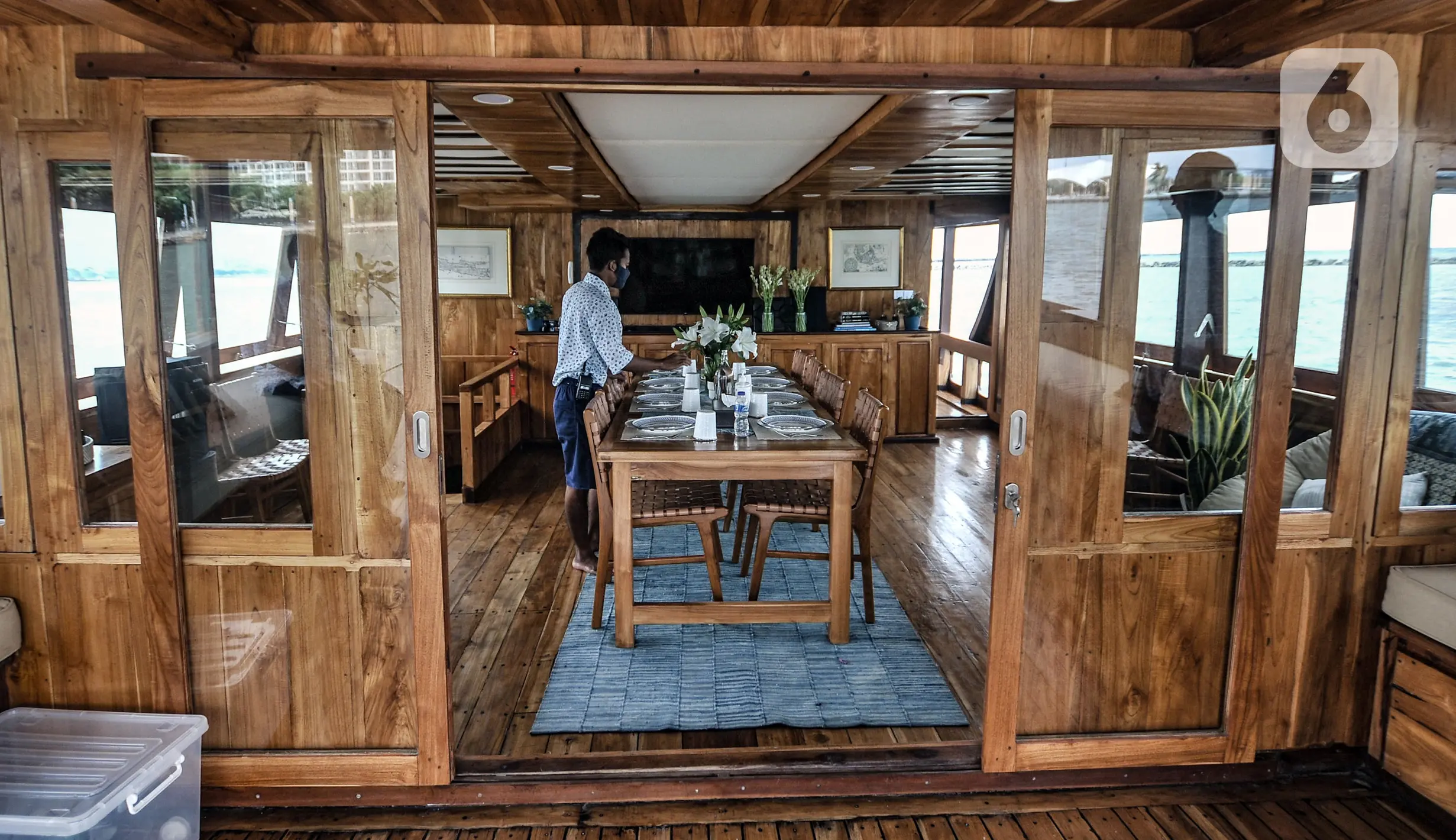 FOTO: Berkeliling Perairan Teluk Jakarta dengan Kapal Augustine Phinisi - Foto Liputan6.com