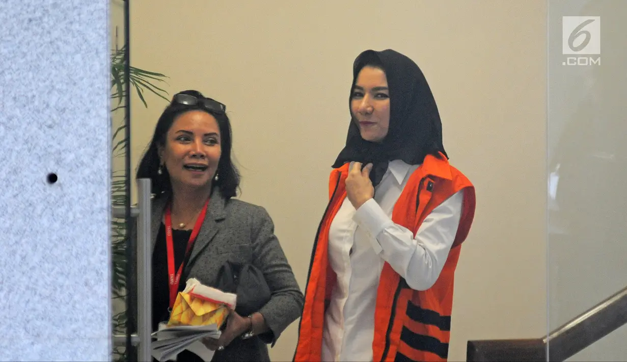 FOTO: Berkerudung Hitam, Bupati Cantik Rita Widyasari Kembali Diperiksa ...