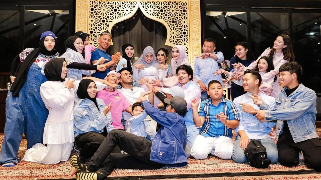 6 Potret Aurel Hermansyah dan Atta Halilintar Gelar Gender Reveal Anak Kedua, Diwarnai Kehebohan ...