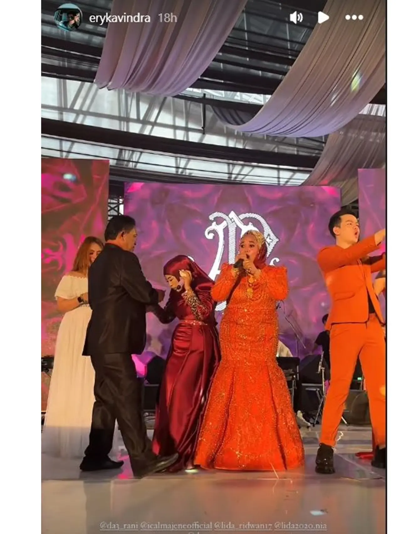 6 Potret Haji Alwi Ruslan Bagi-Bagi Uang Rp50.000 Segepok di Pernikahan ...