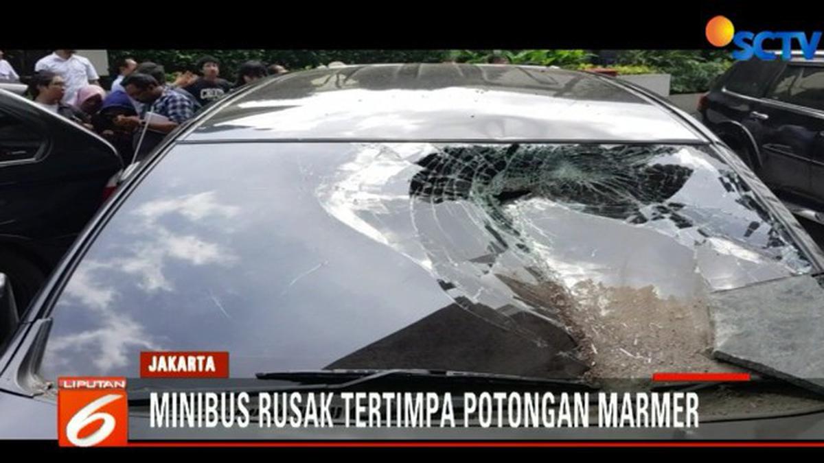 Digoyang Gempa, Potongan Marmer Gedung Bareskrim Timpa Minibus - News Liputan6.com