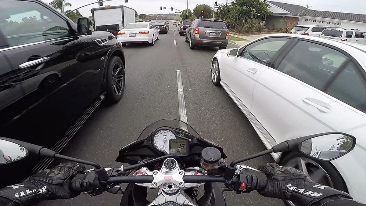 Pernah Dengar Istilah Lane Splitting? Ini Artinya - Berita Otosia.com