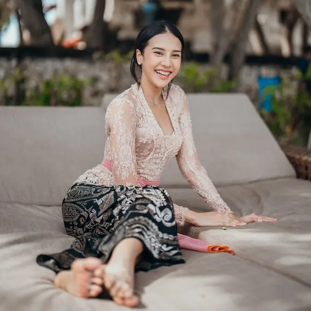 Anya Geraldine Unggah Deretan Foto Cantik 2024 Rayakan Tahun Baru 2025 ...