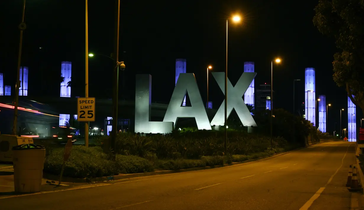 FOTO: Dukung Petugas Medis, Balai Kota Los Angeles Menyala Biru - Foto ...