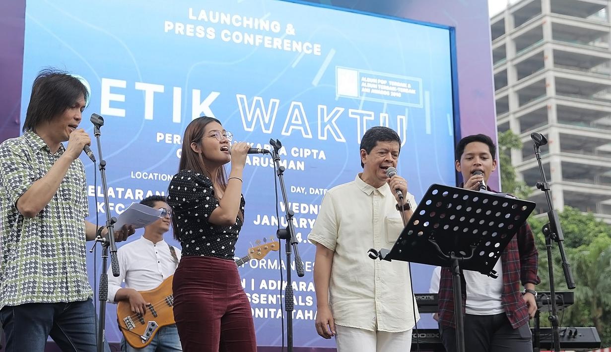 Chandra Darusman Rilis Album Detik Waktu Lagi - Photo Fimela.com