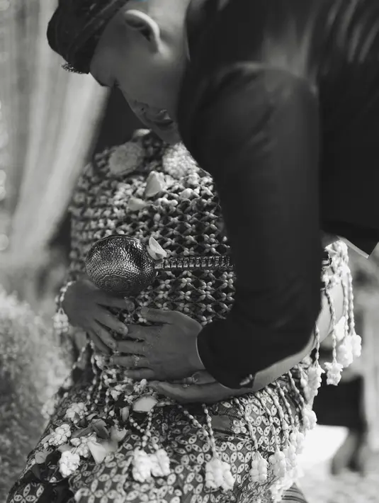 Potret Angel Pieters di Upacara Mitoni 7 Bulan Kehamilan, Kental Nuansa ...