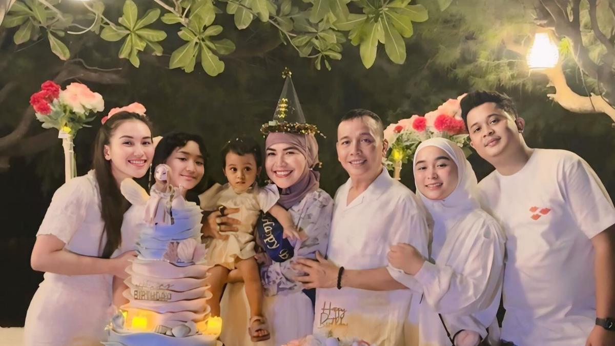 Keseruan Ayu Ting Ting Rayakan Ulang Tahun Ibunda di Pantai - Foto Liputan6.com