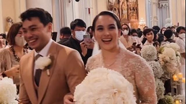 Tampilan Menawan Chelsea Islan Saat Dinikahi Rob Clinton di Gereja ...