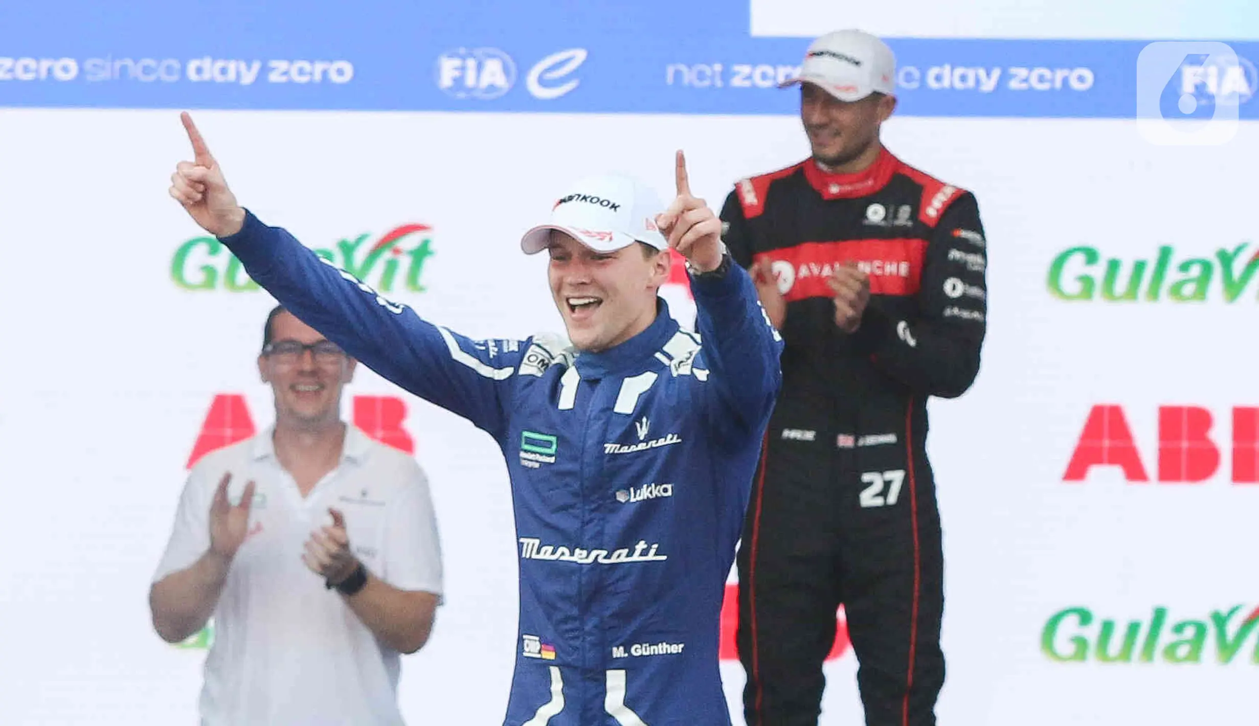 Keceriaan Maximilian Gunther saat Angkat Piala Juara Seri 11 Formula E ...