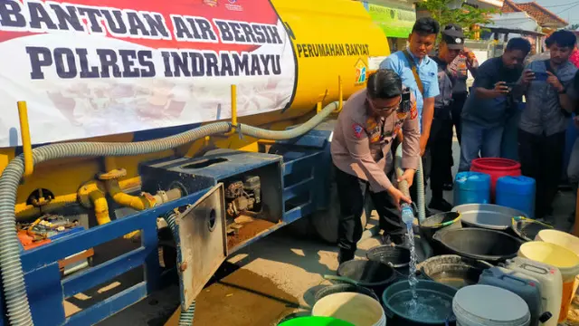 Warga Sulit Air Bersih, Polres Indramayu Berikan Bantuan Ribuan Liter Air - Regional Liputan6.com
