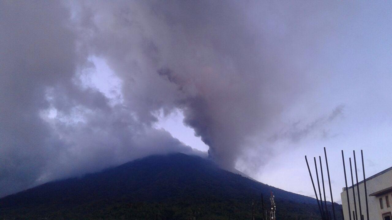 Gunung Gamalama Meletus, Warga Berlindung di Rumah