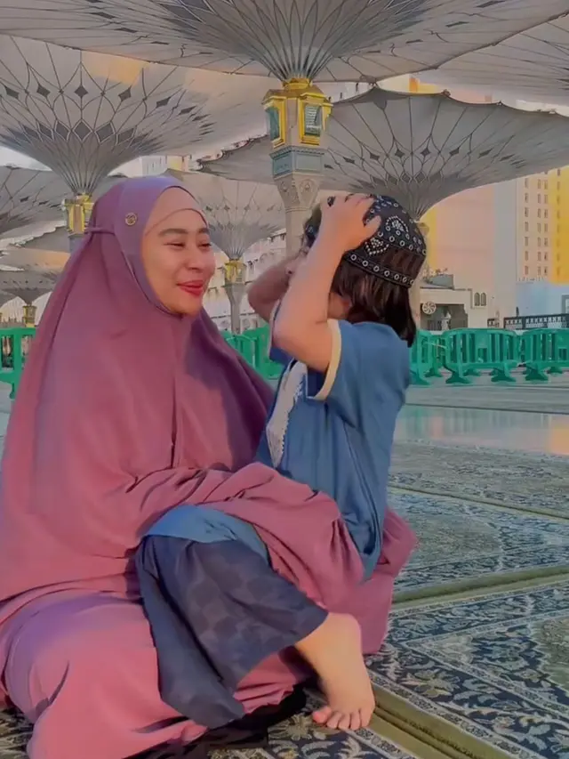 5 Potret Hijrah Modis Chikita Meidy di Tanah Suci, Gaya Busananya Jadi ...