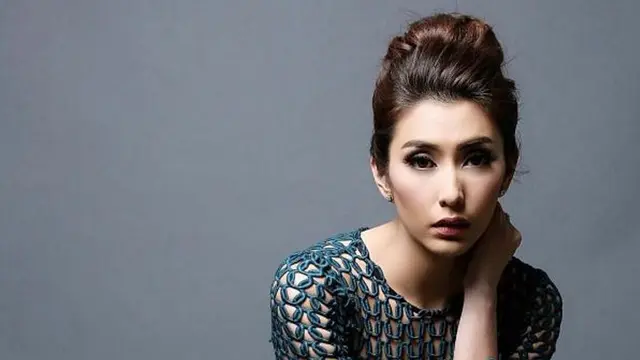 Tyas Mirasih Beraksi Pakai Baju Fitness dan Bikini, Hot Mana ...