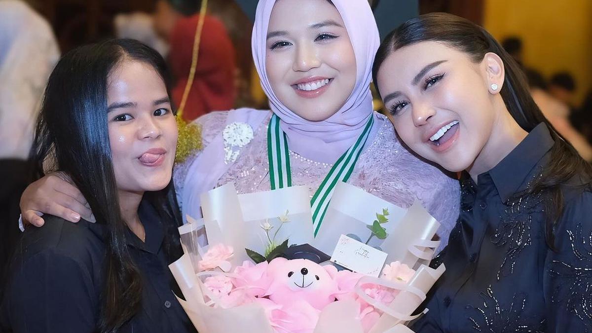 Potret Wisuda Kanaya Tiara Atmaja Putri ke-2 Bebizie Fatlanay, Makin Cantik Mirip sang Ibu ...
