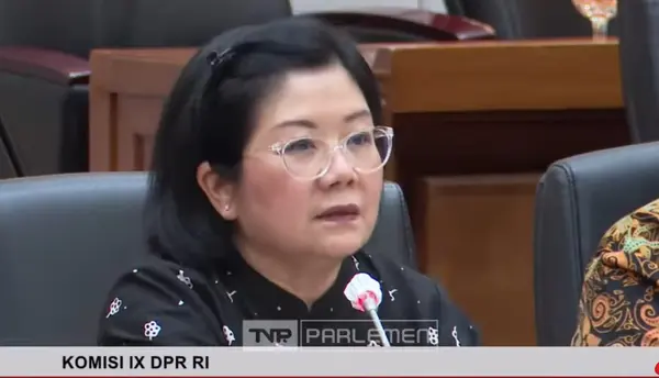 Aksi Berani Emak-Emak Kerudung Pink di Tengah Ricuh Demo Depan DPR Mencuri Perhatian - News ...