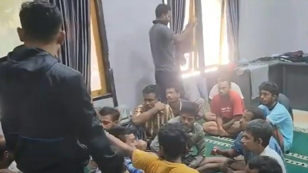Puluhan Wna Terdampar Di Pantai Keusikurug Kabupaten Sukabumi