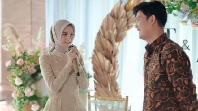 7 Momen Lamaran Adi Sastro Mantan Glenca Chysara, Calon Istri Banjir ...