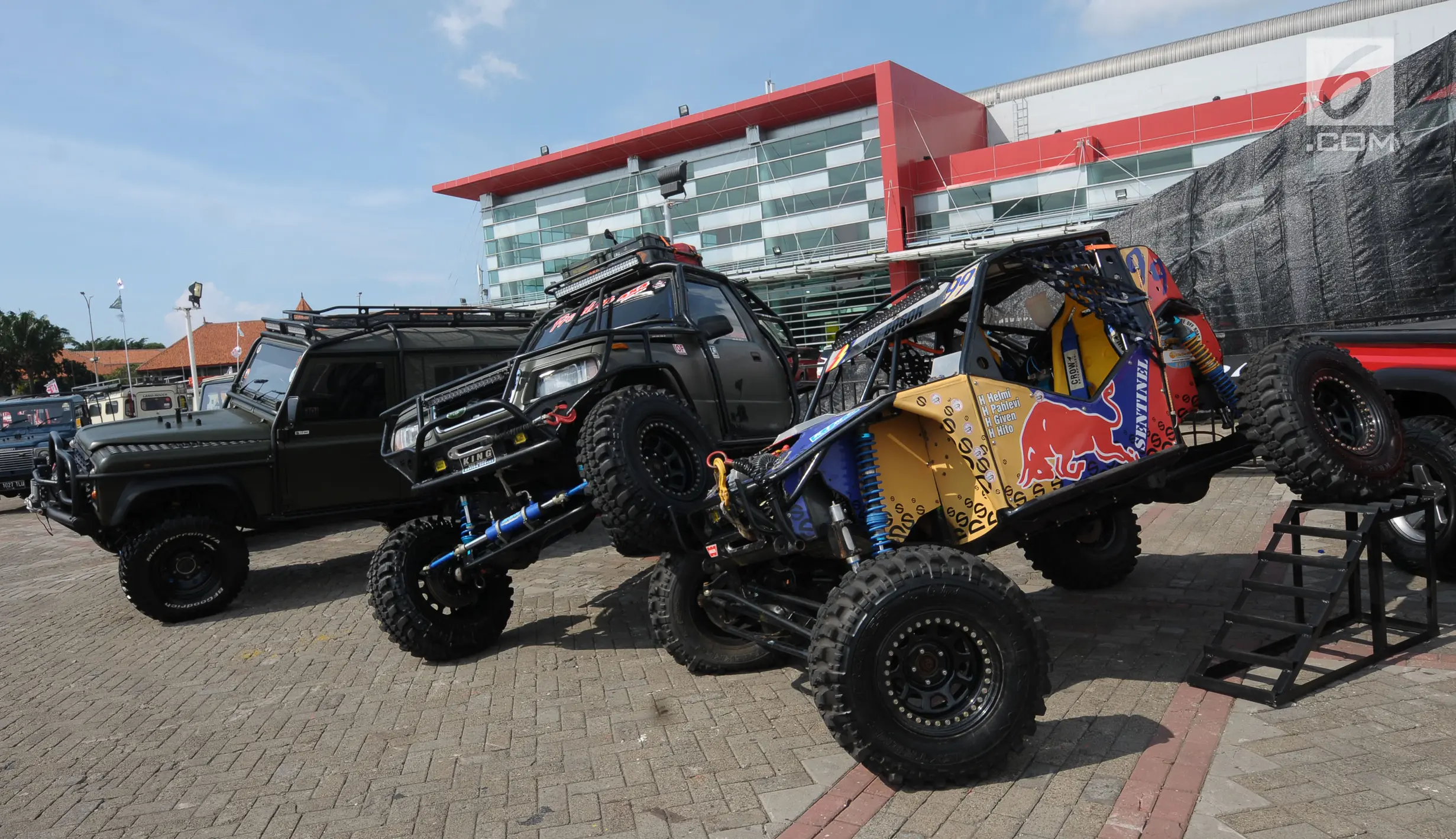 FOTO: Kekar dan Kokoh, Ini Deretan Mobil Berban Besar di IIMS 2018 ...