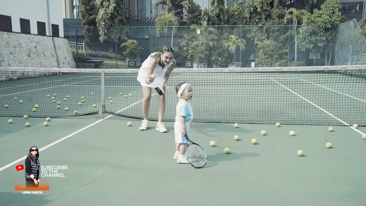 Potret Luna Maya Latihan Tenis dengan Cipung, Gayanya Rayyanza Buat Netizen Gemas - Photo Fimela.com