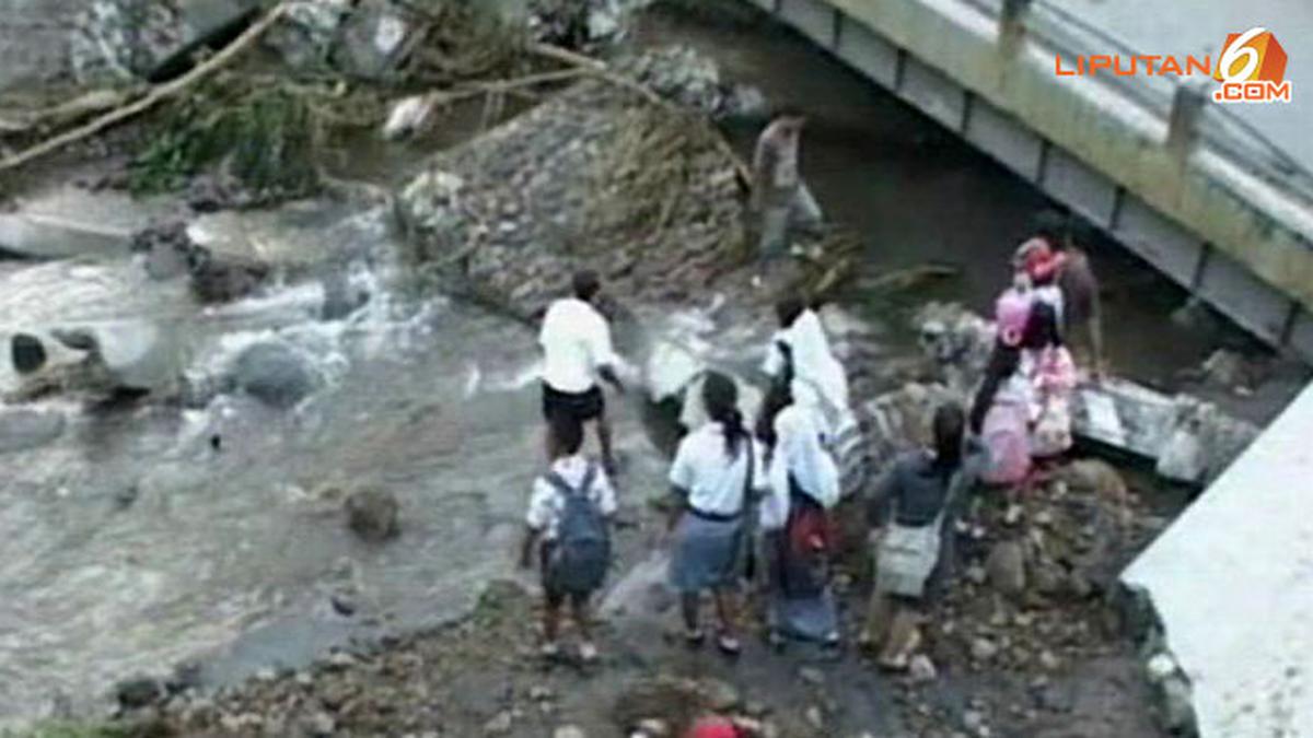 VIDEO: Jembatan Roboh, Siswa Harus Turuni Tebing - News Liputan6.com