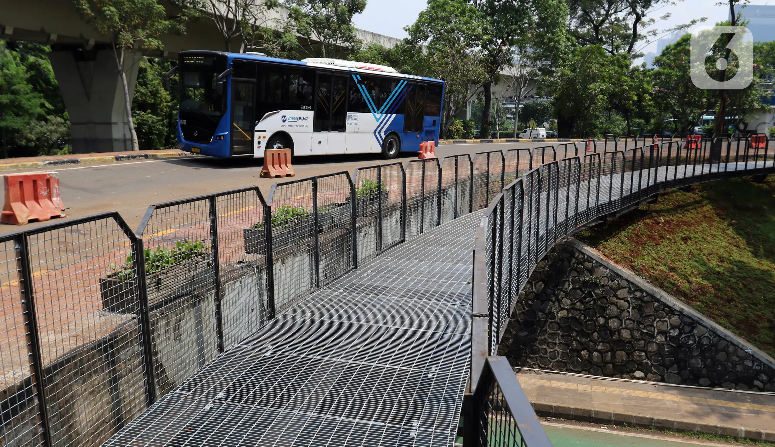Melihat Fasilitas Pejalan Kaki dan Jalur Sepeda di Taman Semanggi ...