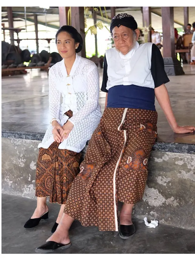 6 Potret Dian Sastrowardoyo Saat Kenakan Batik, Makin Cantik dan Anggun ...