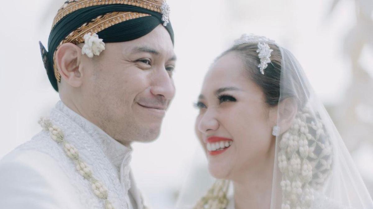 Potret Tiko Aryawardhana Tersenyum Bahagia Setelah Sah Menjadi Suami BCL - Entertainment Fimela.com