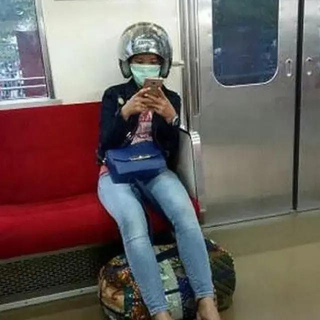 6 Potret Aksi Emak-emak di KRL Ini Bikin Tepuk Jidat, Ada yang Pernah Viral - Hot Liputan6.com
