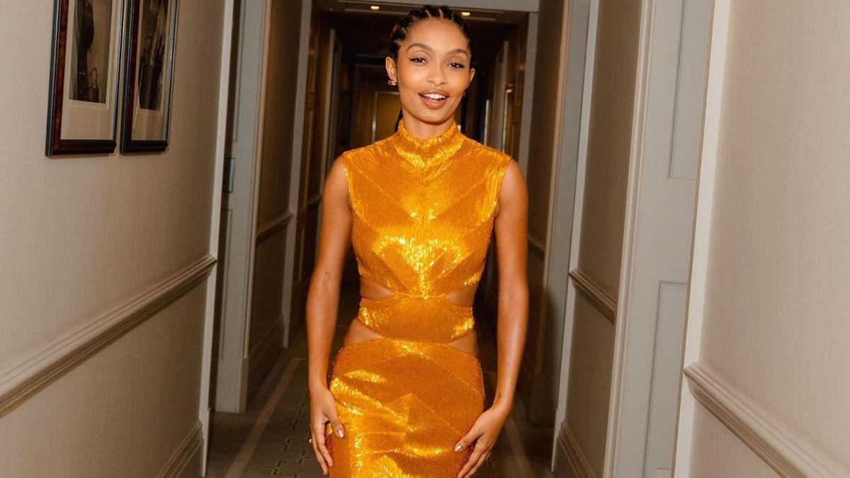 6 Potret Adu Pesona Yara Shahidi dan Jodie Comer Dibalut Gaun Alexander ...