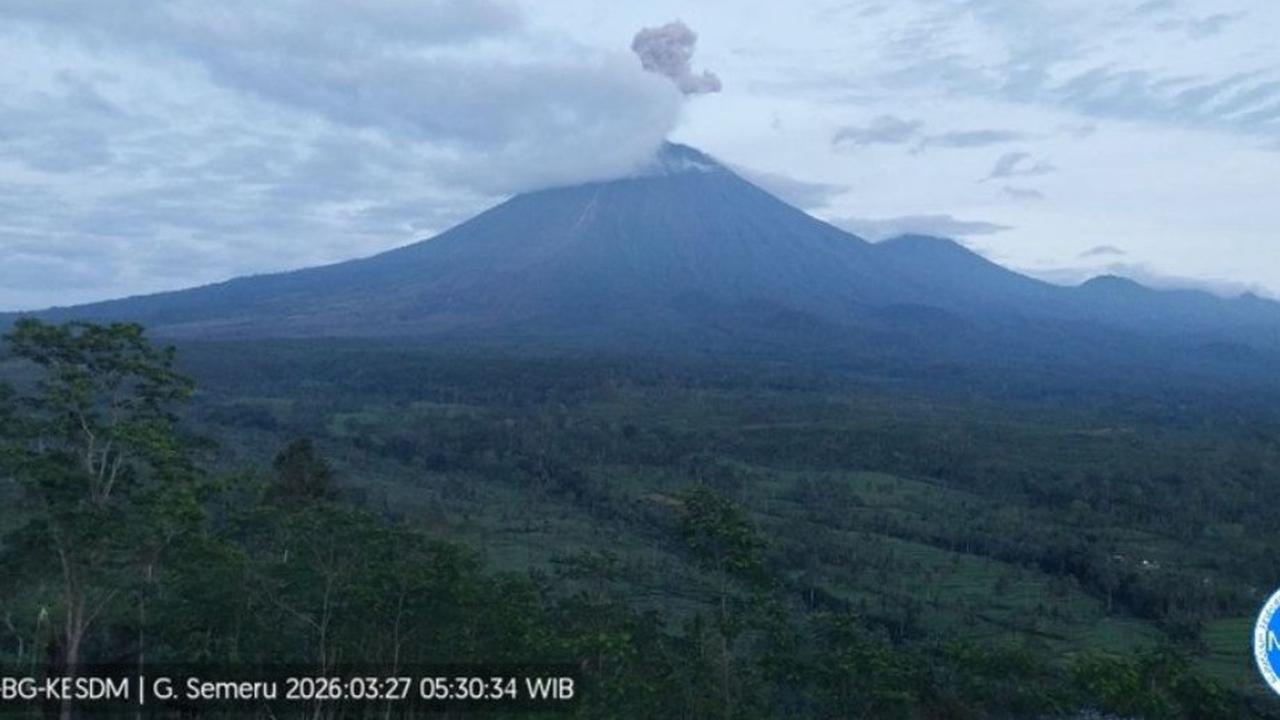 Gunung Semeru Dua Kali Erupsi dengan Tinggi Letusan 1.000 Meter di Atas ...