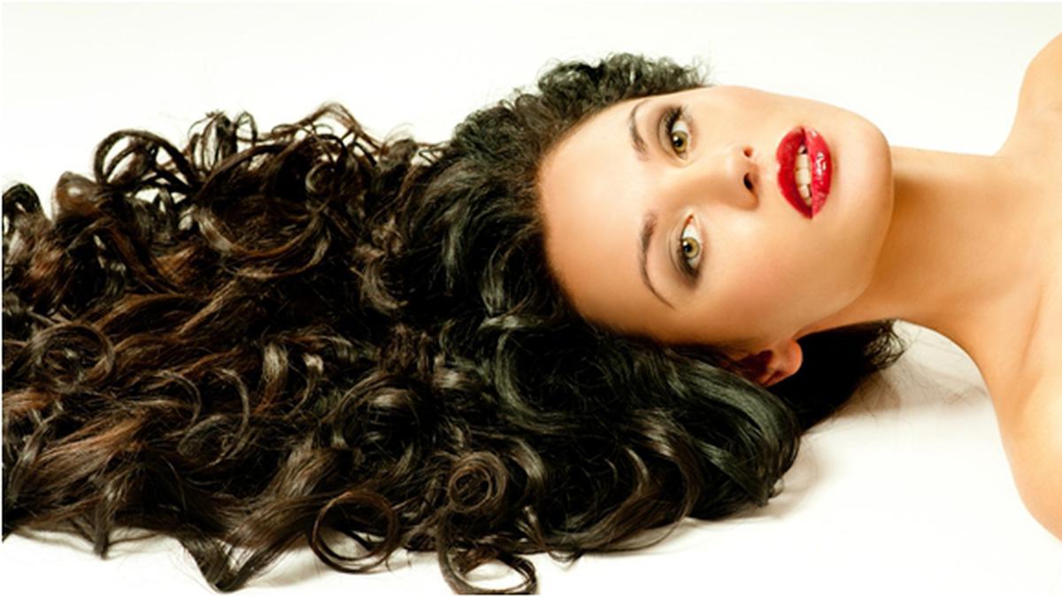 Agar Rambut Keriting Tetap Lembut Dan Berkilau - Beauty Fimela.com