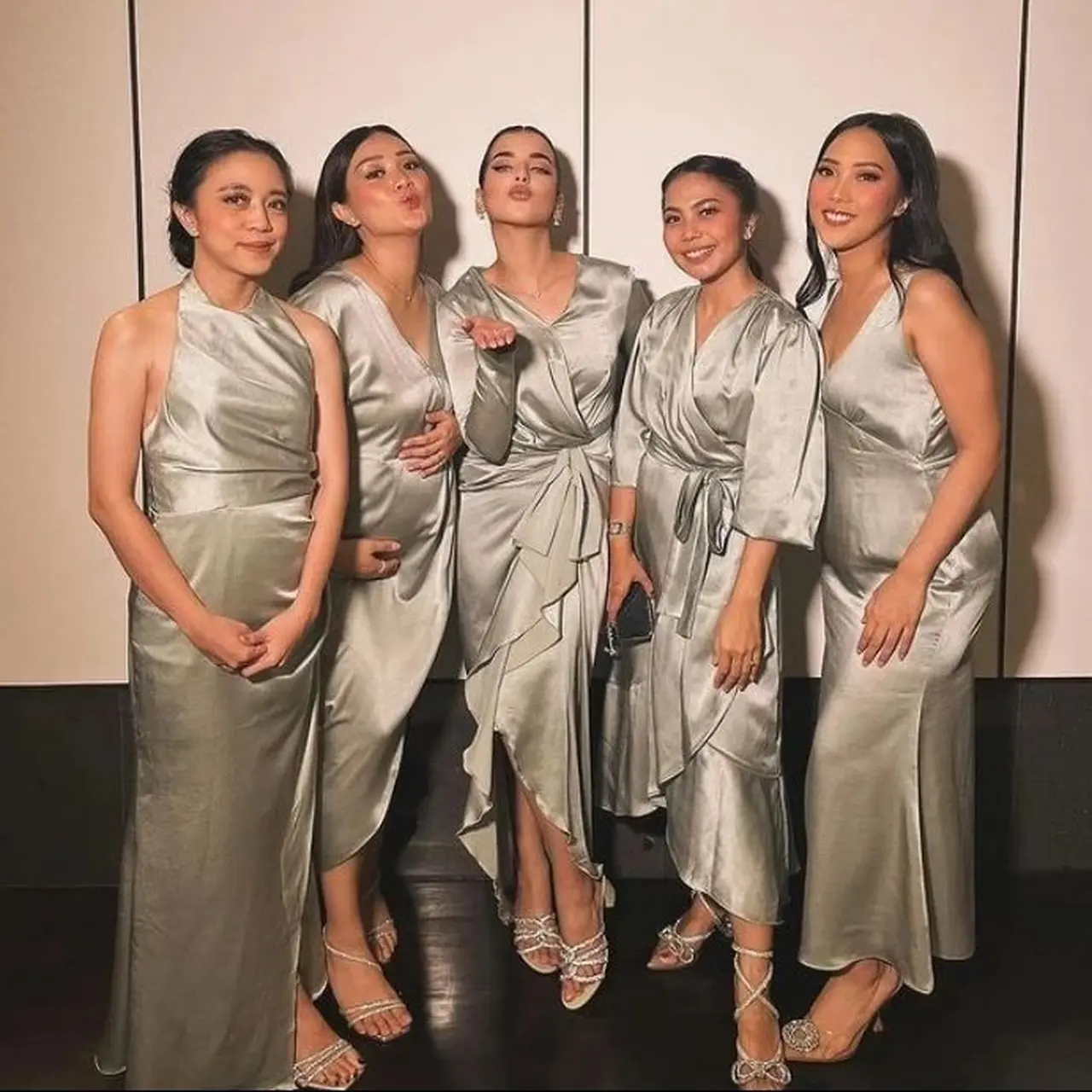 7 Inspirasi Model Baju Bridesmaid Satin Polos Terbaru 2025, Desain ...