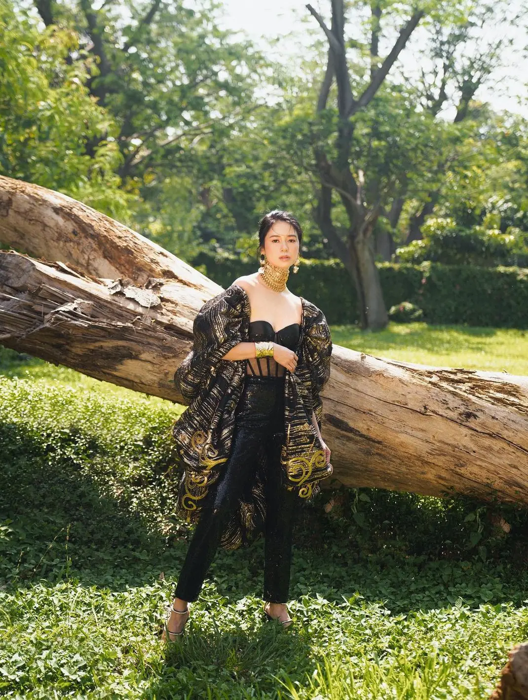 6 Potret Laura Basuki Tampil Stunning Pakai Korset Hitam di Pemotretan ...