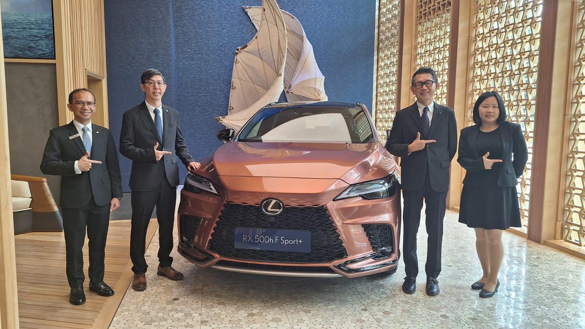 Lexus RX Hybrid Electric Performance dan Mobil Listrik RZ Meluncur di ...