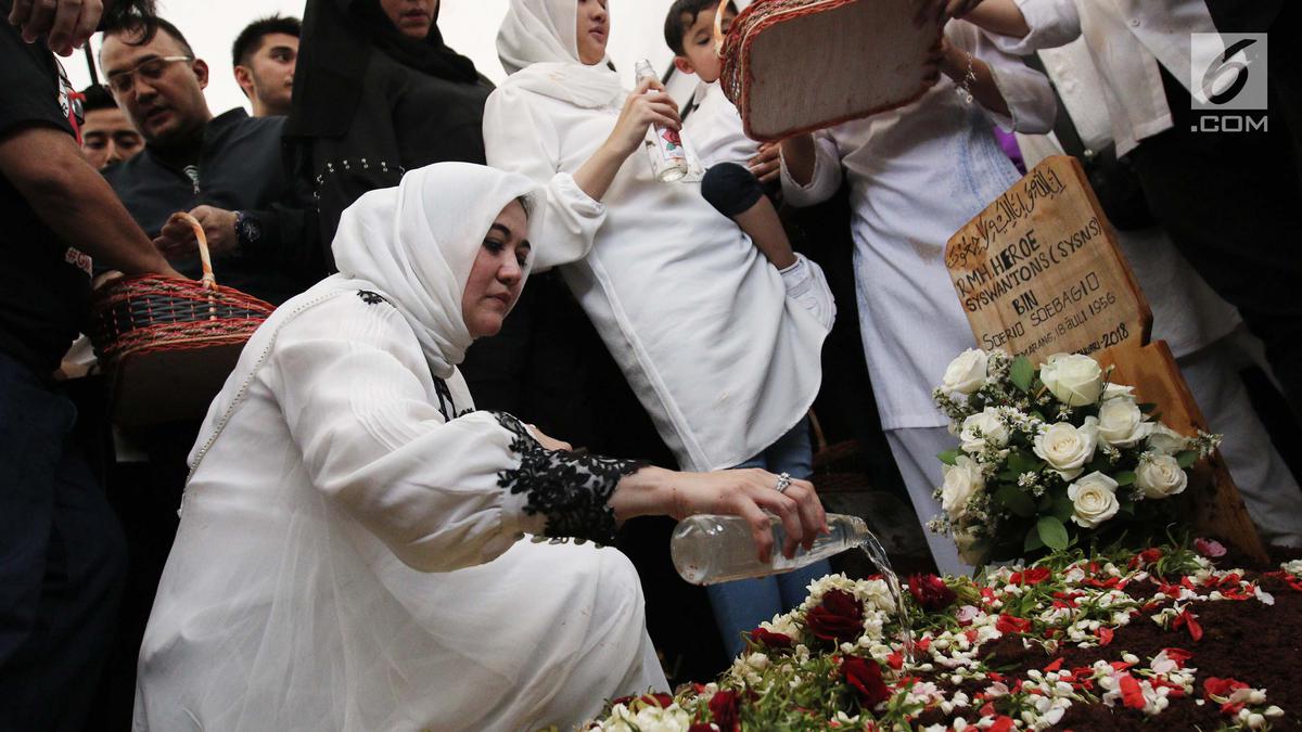 FOTO: Tangis Duka dan Taburan Bunga di Pusara Sys NS - Foto Liputan6.com