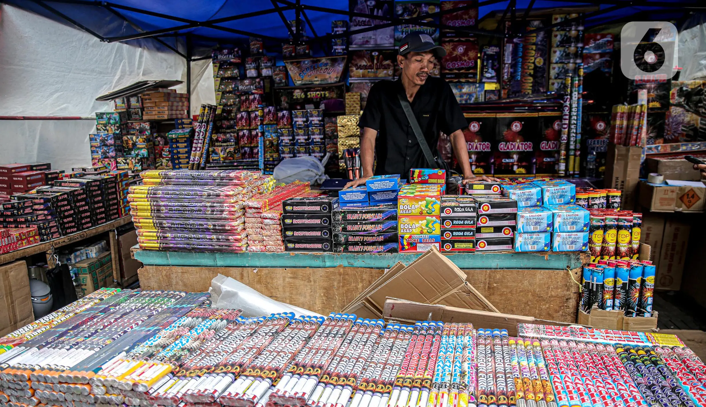 Jelang Tahun Baru, Pedagang Kembang Api Musiman Penuhi Pasar Asemka ...