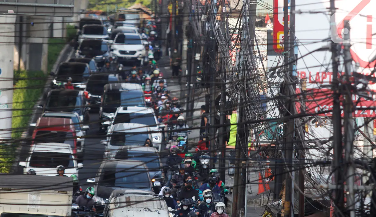 Potret Kabel Semrawut di Jakarta yang Bikin Khawatir - Foto Liputan6.com
