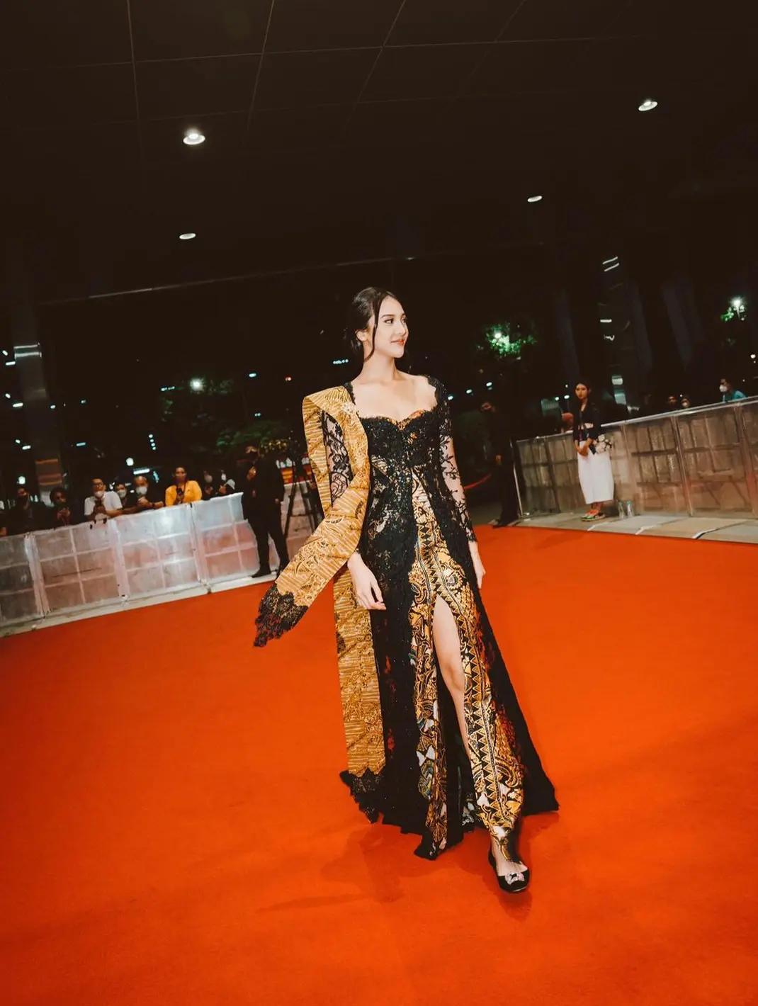 10 Potret Ragam Kebaya Hitam yang Mewah dan Elegan dari Naysilla Mirdad ...