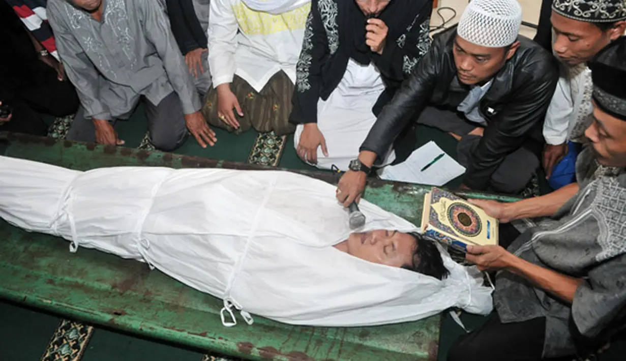 Inilah Proses Sumpah Pocong Arya Wiguna vs Farhat Abbas - Photo Fimela.com