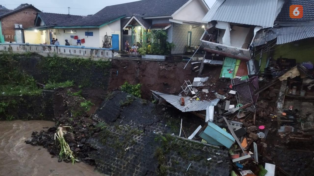 Sungai Kalilo Banyuwangi Meluap, Satu Rumah Warga Ambrol Tergerus Arus