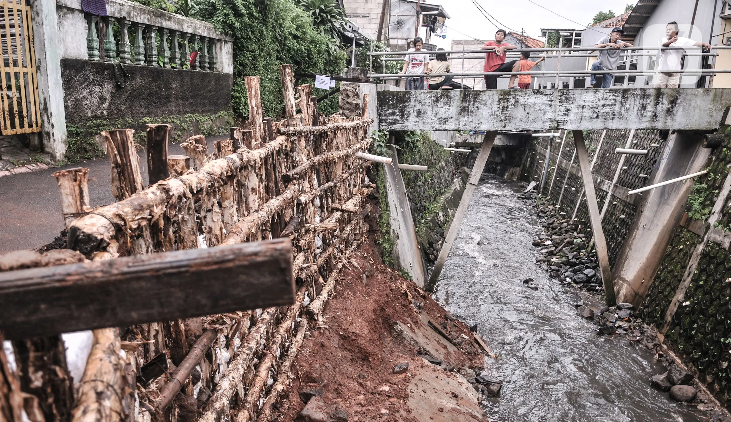 FOTO: Turap Kali Sepanjang 30 Meter di Batu Ampar Longsor Akibat Banjir ...