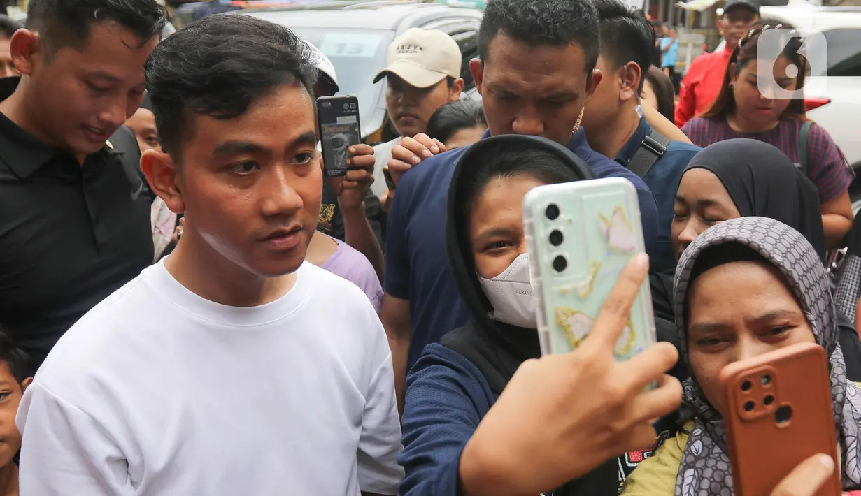 Ditemani Istri, Gibran Rakabuming Raka Blusukan ke Pasar Rawasari - Foto Liputan6.com